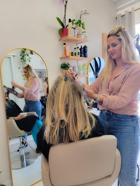 - Mia Salon Suite